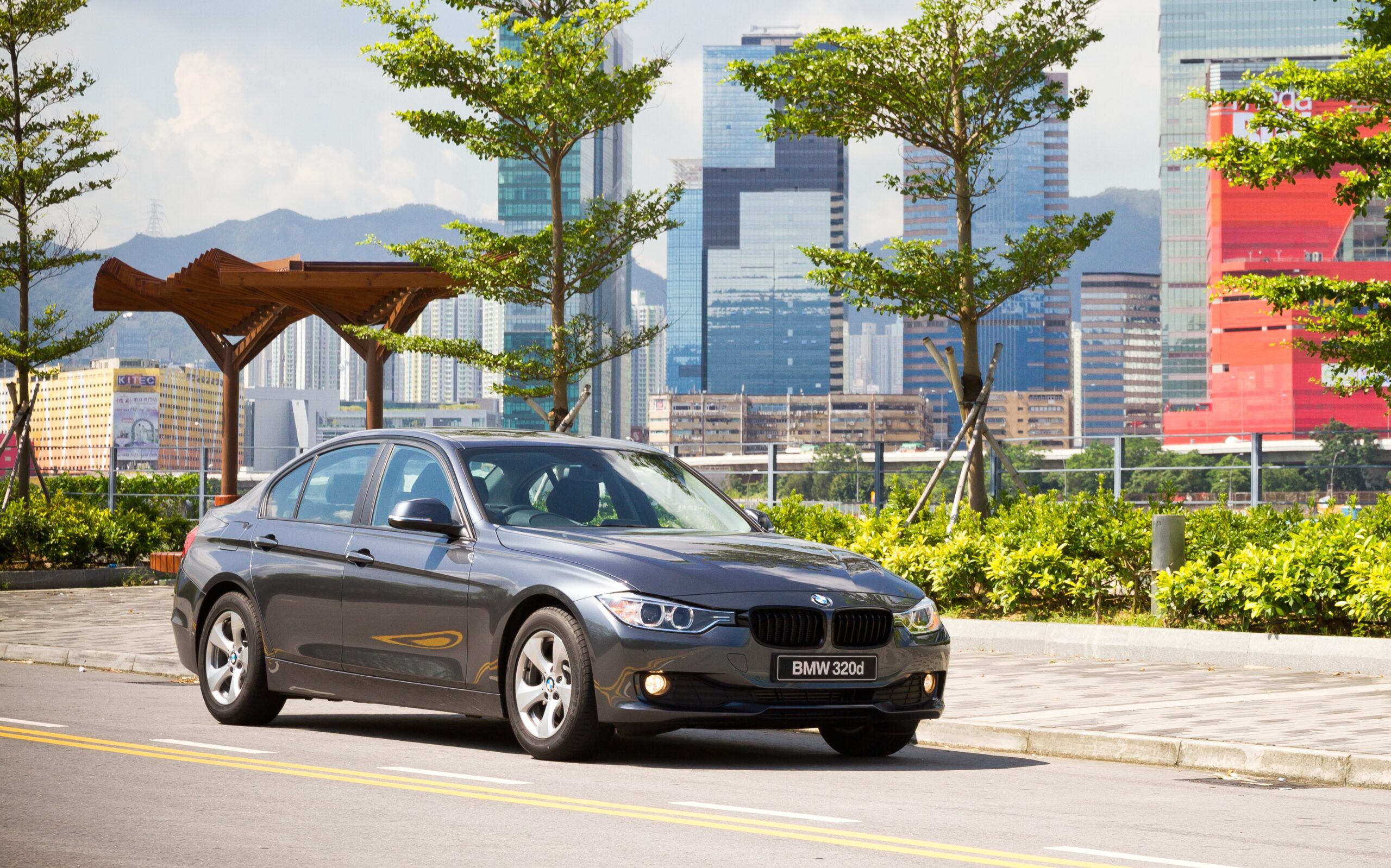 Jaguar S-Type vs BMW 320d - Features & Specs Comparison | CarsGuide