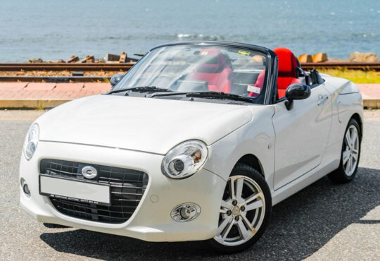 Nissan Sunny vs Daihatsu Copen - Features & Specs Comparison | CarsGuide